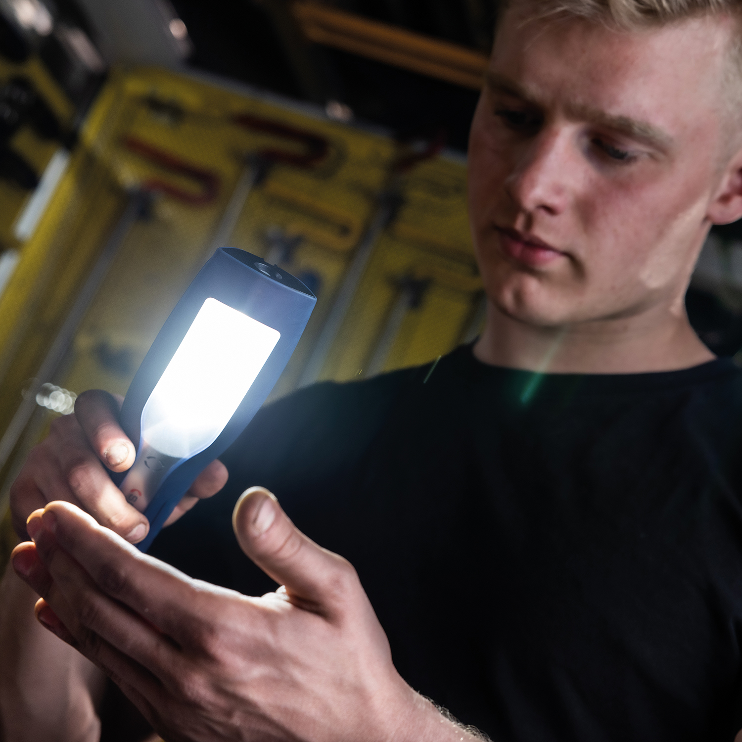 Kombination von MAG PRO LED-Handleuchte und Ladepad